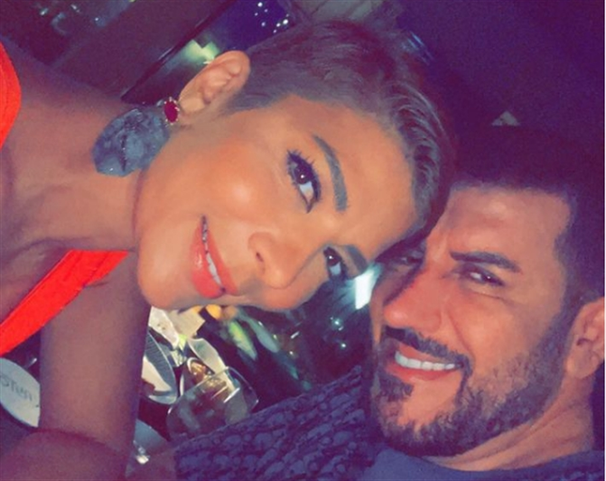 صوتك له رنين أجراس الكنائس وصلة غزل متبادلة بين أصالة وزوجها الرجل